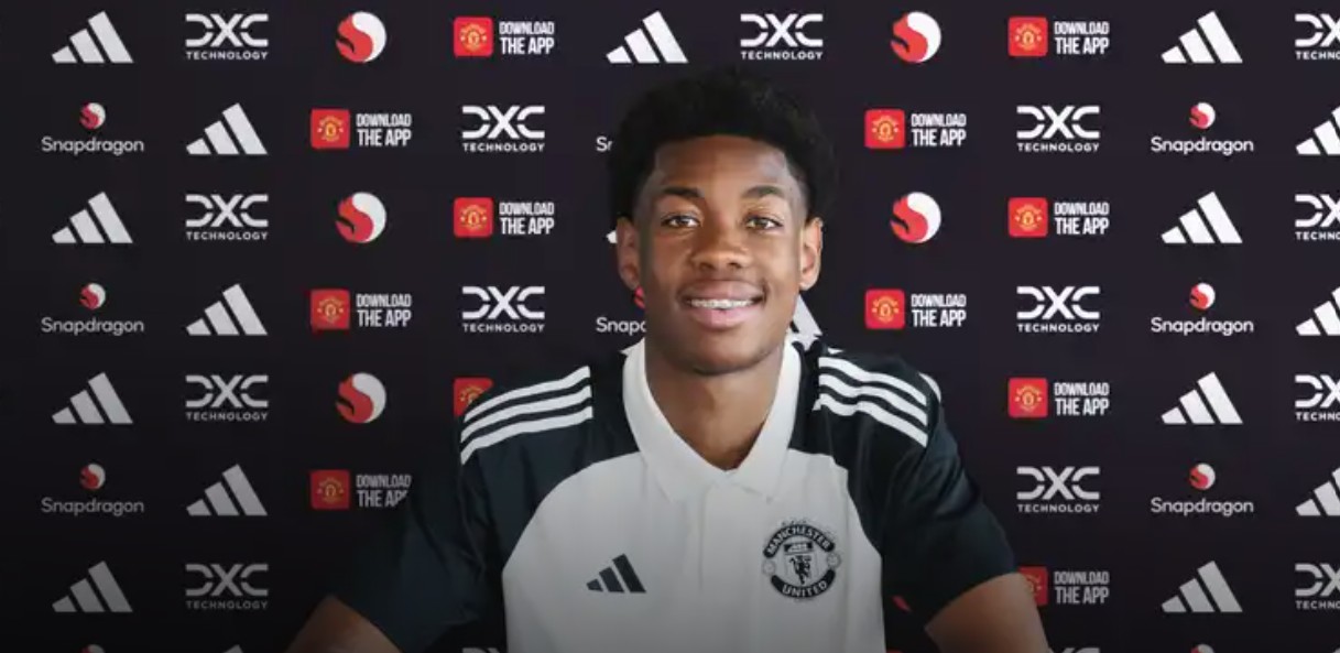 Manchester United officialise l’arrivée du jeune talent Enzo Kana-Biyik ...